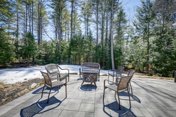 Stunning Wells Home W/ Fire Pit & Porch! - Kennebunk, ME
