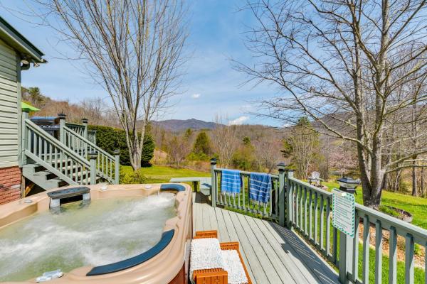 Mtn-view Balsam Grove Getaway With Fire Pit! - Brevard, NC