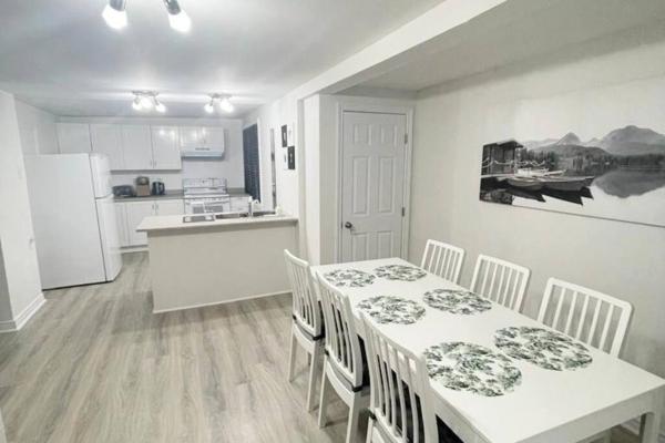 Central, Convenient And Comfortable 3 Bedrooms House Near Downtown Gatineau/ottawa With Free Parking -