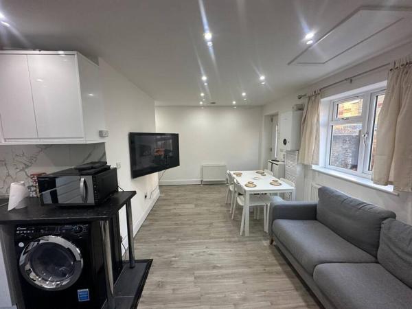 2 Bedroom House,brownhillrd Se6 - Greenwich