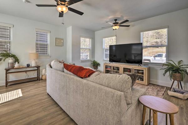 Convenient Fayetteville Home - 3 Mi To Town! - Fayetteville, AR