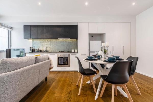 In The Heart Of Richmond - 1693 - Ivanhoe