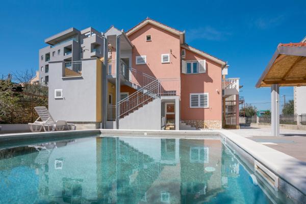 Family-friendly Apartments With Swimming Pools Split - 21026 - Salona
