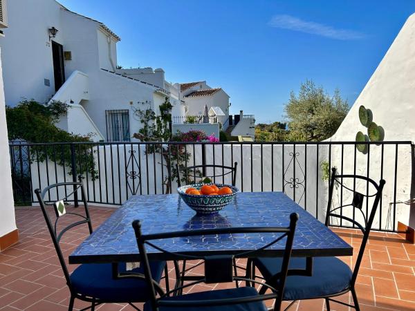Casa Con Terraza Y Hermoso Jardín Comunal - Nerja