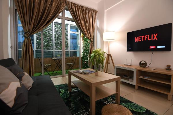Mount Austin Midori Green 8 Pax Free Wi-fi 500mbps Netflix - Johor Bahru