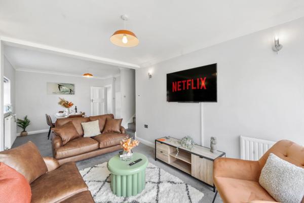 Grab A Deal Today! Massive Home For Contractors & Parking For 4 - Chelmsford