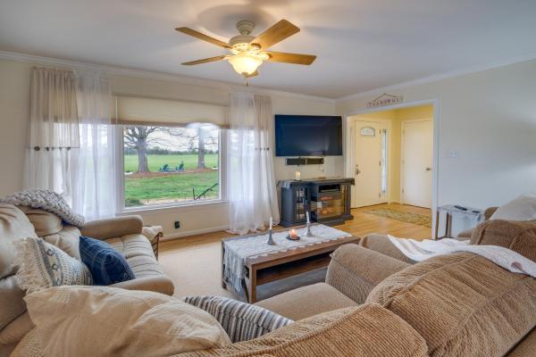 Bealeton Farmhouse Vacation Rental With Fire Pit - Midland, VA