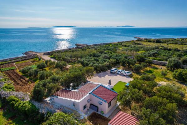 Villa Grioni, Beach Front Villa With Jacuzzi - Stara Novalja
