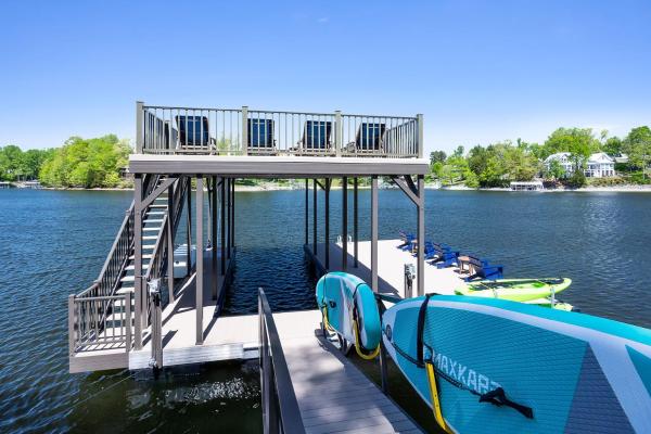 New Home, Dock, Home Theatre Projector, Hot Tub, Fire Pit, Kayaks - Dawson Lake, Kelso