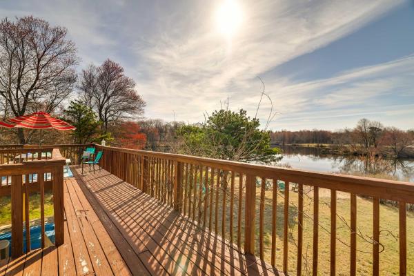 Dock And Fire Pit Lakefront Poconos Retreat! - Pocono Lake