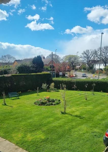 Spacious Self Contained Flat In Superb Location - Beaulieu
