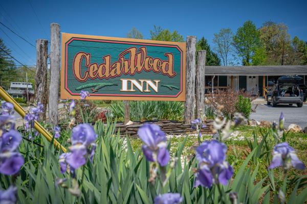 Cedarwood Inn - ヘンダーソンヴィル, NC