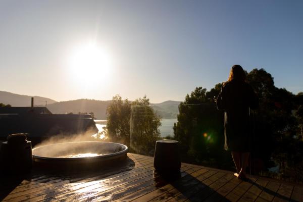Woodland Bay Retreat-hot Tub,sauna And Bayview Retreat - Cygnet