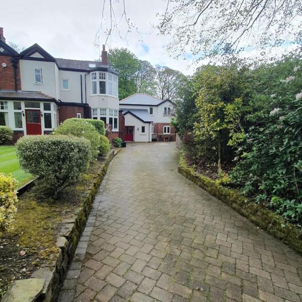 Churstonbnb, Private Flat Within Family Home, Bolton - Bolton