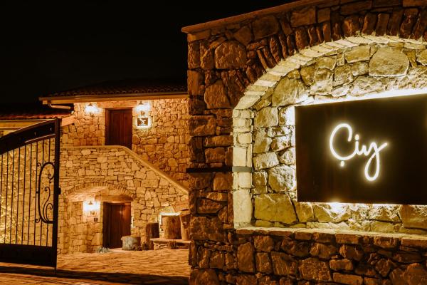 ÇIy Restaurant & Konukevi - Kuşadası