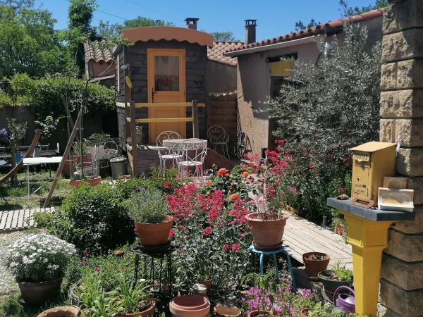 La Fée Viviane Et Michel L'enchanteur - L'Isle-sur-la-Sorgue