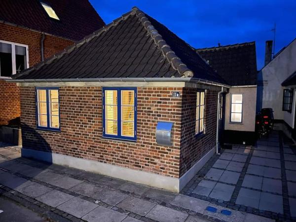 Hyggeligt Lille Byhus Lige Mellem Havnen Og Bytorv - Ringkøbing