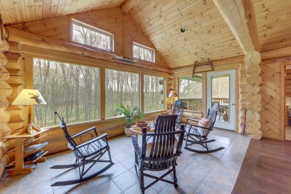 Rustic Tustin Cabin On 7 Acres With Fire Pit And Porch - Tustin, MI