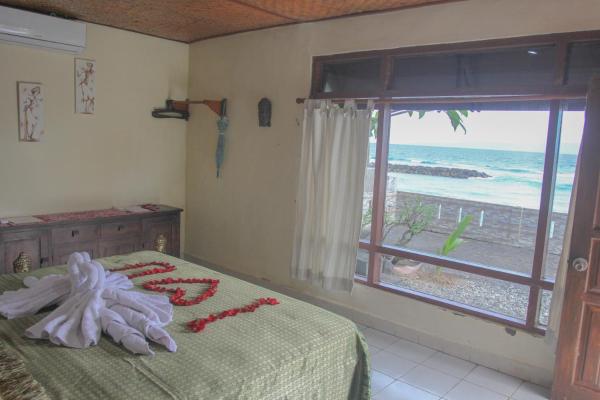 Temple Cafe & Seaside Cottages - Karangasem