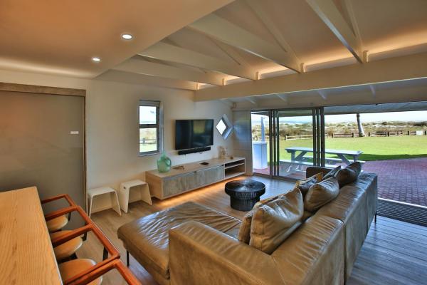 Barefootin Beachfront Cottage, Loadshedding-proof, Steps Away From Langebaan Main Beach Bliss - Langebaan