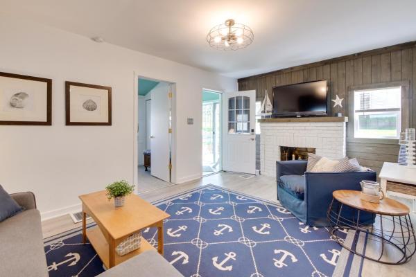 Walk To Lake Nautical Akron Cottage With Deck! - Portage Lakes, OH