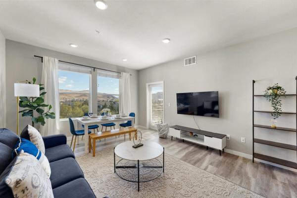 Sparks Marina 2br - Mountain Views, Pool & Gym - Sparks, NV