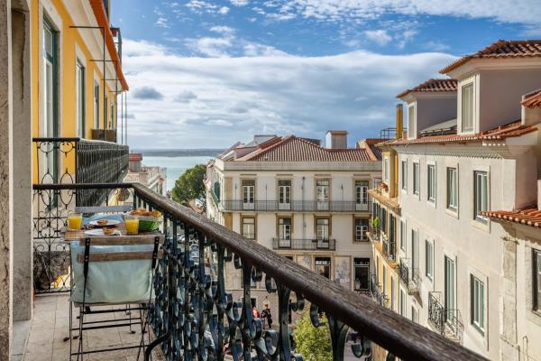 Castelo Apartment - Beautiful Balcony View - Lisbon