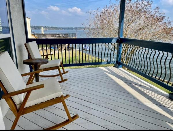 Linda's Lake House Waterfront Home On Lake Conroe - Lake Conroe