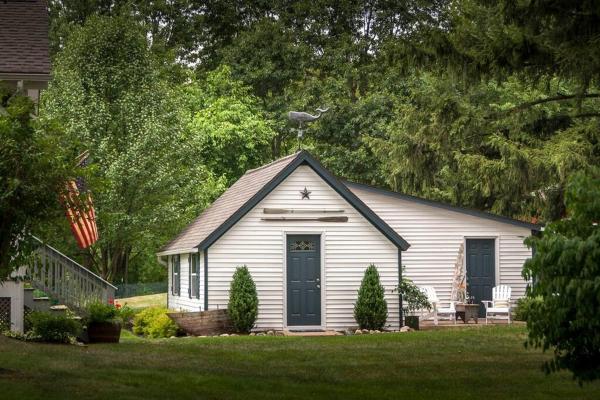 Blue Vieira Cottage - Fennville, MI