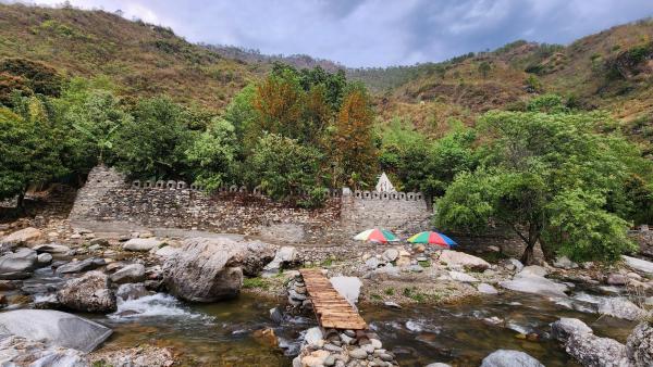Hobo Huts By The Riverside - Uttarakhand