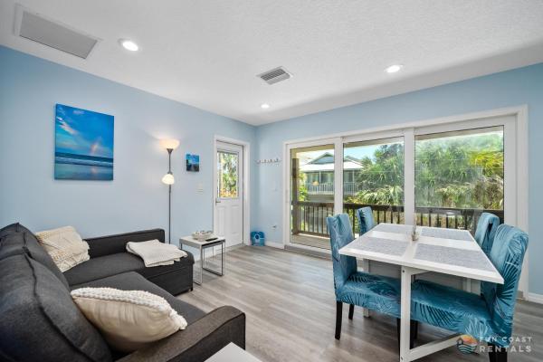 Guesthouse Loft Steps From The Beach With Balcony And Barbecue Grill - New Smyrna Beach, FL