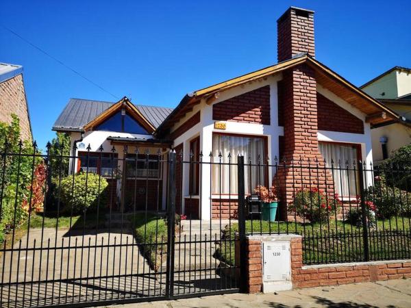 Amplia Casa Con Estacionamiento - Esquel