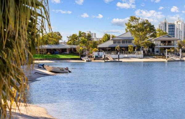 Mooloolaba Waterfront Unit - Sleeps 8 - ムールーラバ