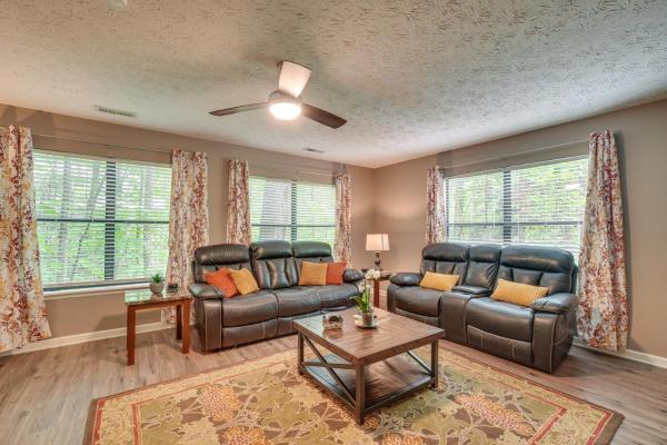 Pool Access & Hot Tub! Smoky Mtn Gatlinburg Cabin - Gatlinburg, TN