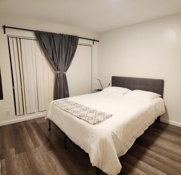 Centrally Located, 4x Queen, 300 Mbps Internet With Backyard! - Hemet, CA