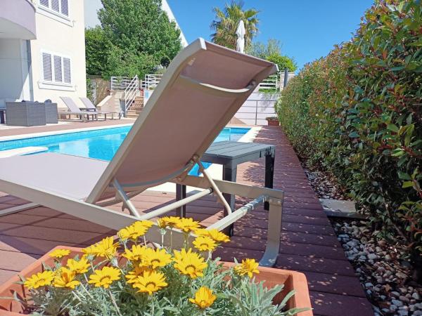 Blue Apartment With Shared Pool - Podstrana