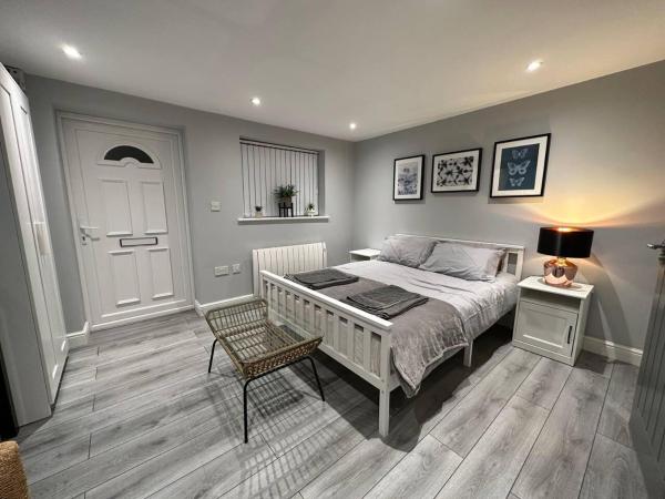 Studio - Sleeps 2 - Parking - Wifi - Dunstable