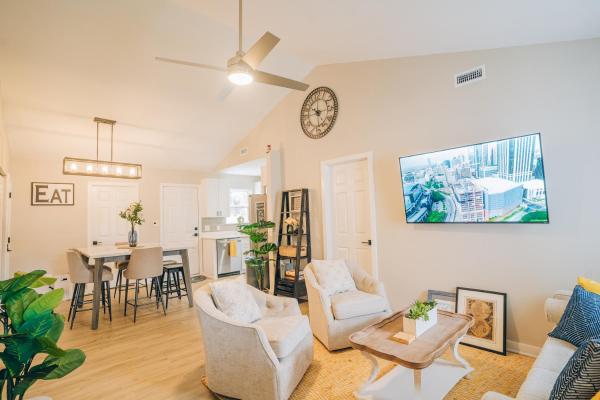 City Retreat - 4 Bedroom Oasis With King & Private Yard Near Downtown - Lake Wylie, SC