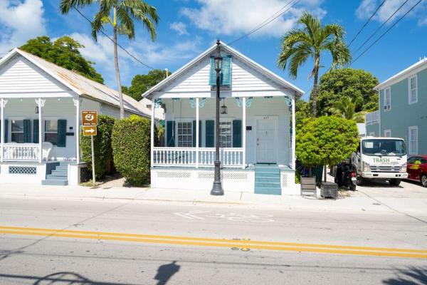 Just Steps To Duval- Sleeps 10- Heated Pool House - Key West, FL