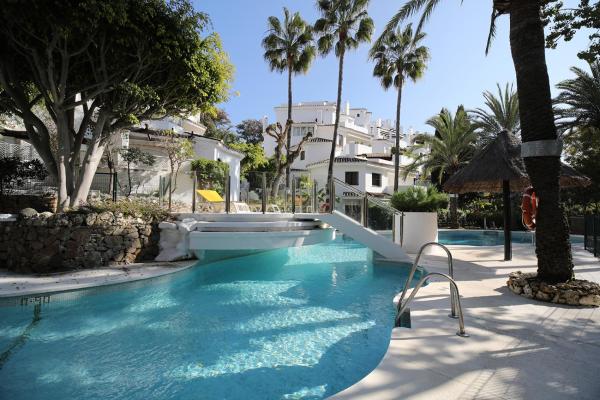 Golden Beach Holiday Home With Jacuzzi - Marbella