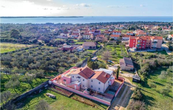 Two-bedroom Apartment In Peroj - Pula