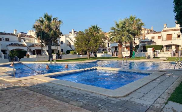 Spacious 2-bedroom Apartment - Villamartin