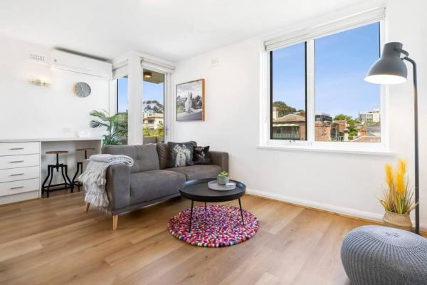 South Yarra Apartment With Stunning Views - Margaret Court Arena