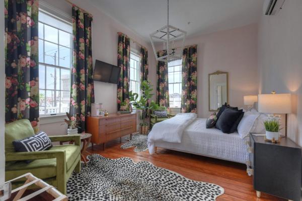 Sugar's Inn Room #6 King Bed - Galveston, TX