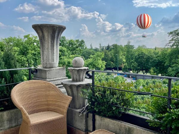 Villa With Terrace Overlooking The City Park - Budapest