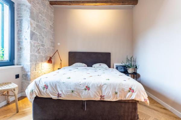 Circle Rooms - Split