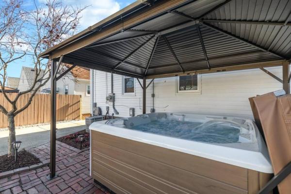 Parma Home W/ Hot Tub And Arcade Room! - Parma, OH