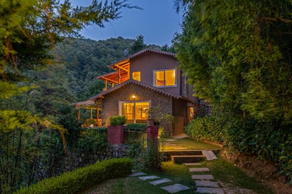 Saffronstays Plaksha - 2br Pet-friendly Homestay With Himalayan Views, Verandah Dining & Bonfire Near Chauli Ki Jali - Mukteshwar