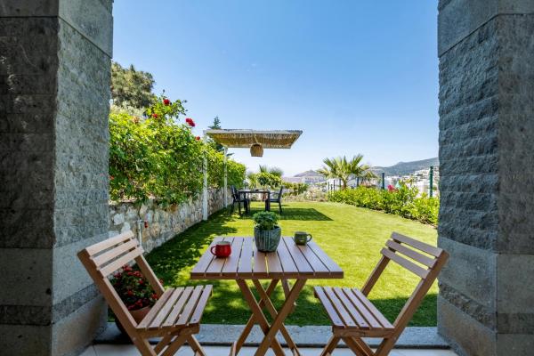 2+1 House In Bodrum Center With Sea View And Big Private Garden - Torba
