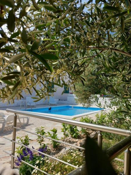 Holiday House M&a&k With Swimming Pool - Arbanija